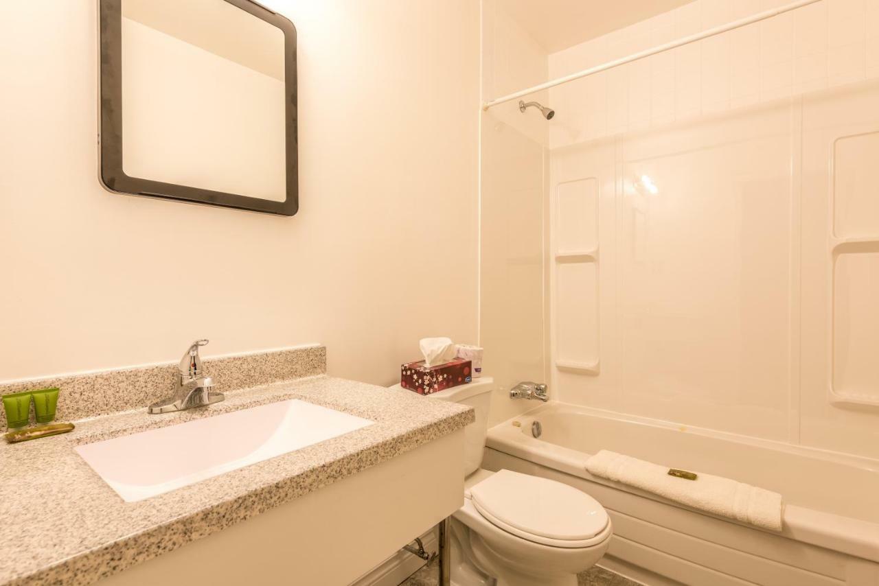 LAKE CITY MOTEL | ⋆⋆ | DARTMOUTH, CANADA | SEASON DEALS FROM $69