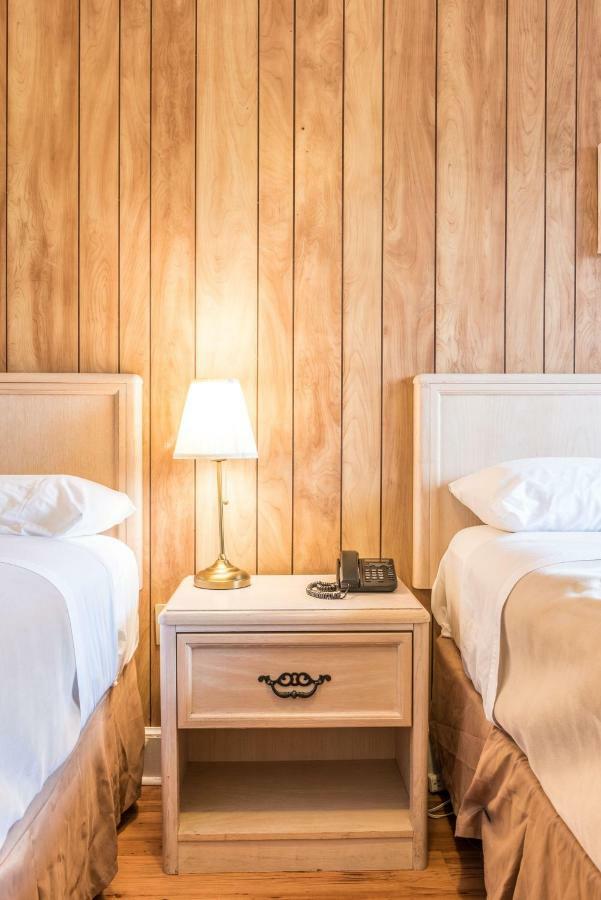 LAKE CITY MOTEL | ⋆⋆ | DARTMOUTH, CANADA | SEASON DEALS FROM $69
