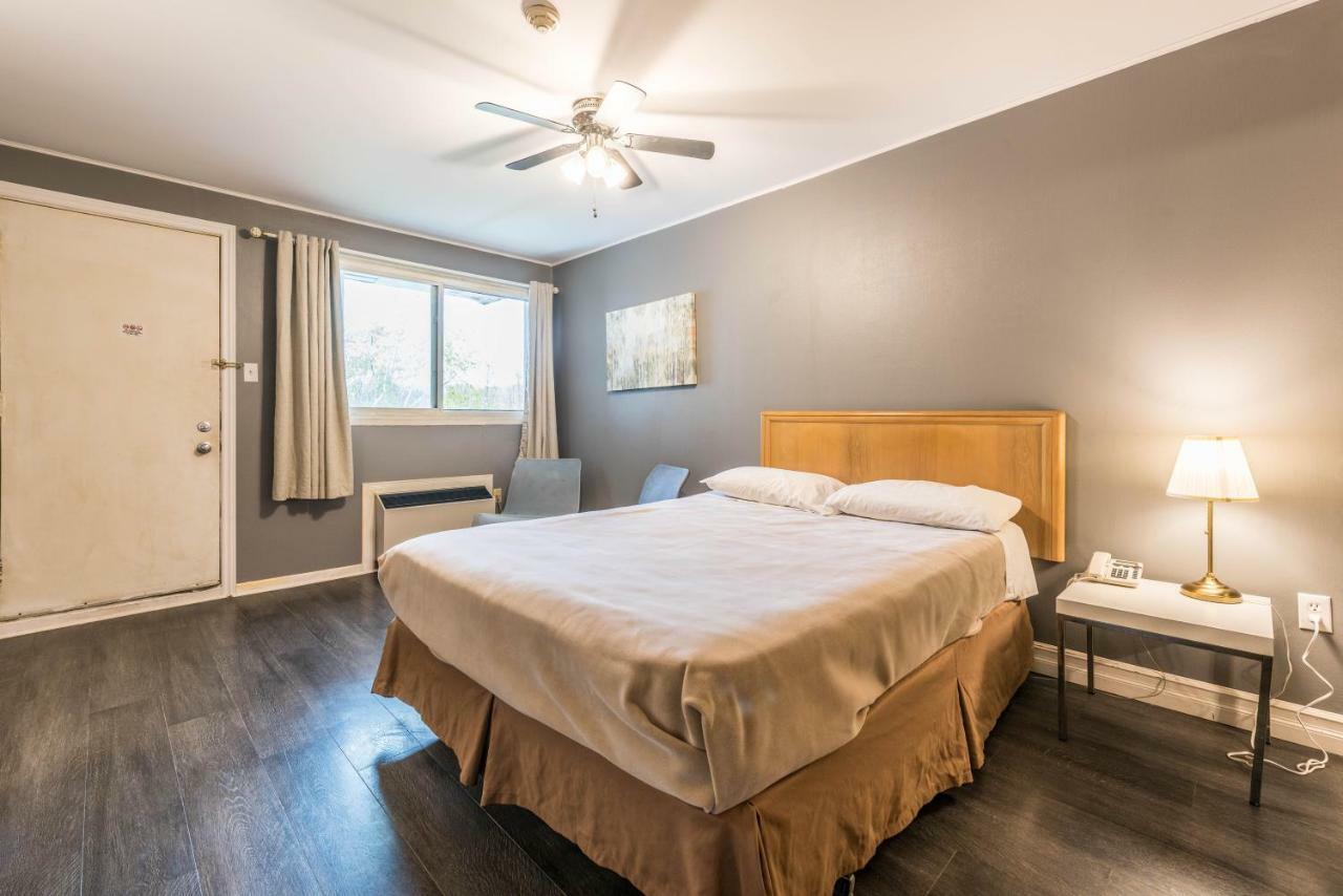 LAKE CITY MOTEL | ⋆⋆ | DARTMOUTH, CANADA | SEASON DEALS FROM $69