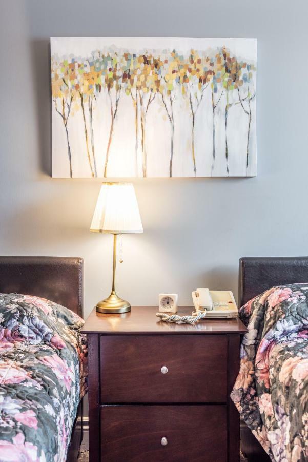 LAKE CITY MOTEL | ⋆⋆ | DARTMOUTH, CANADA | SEASON DEALS FROM $69